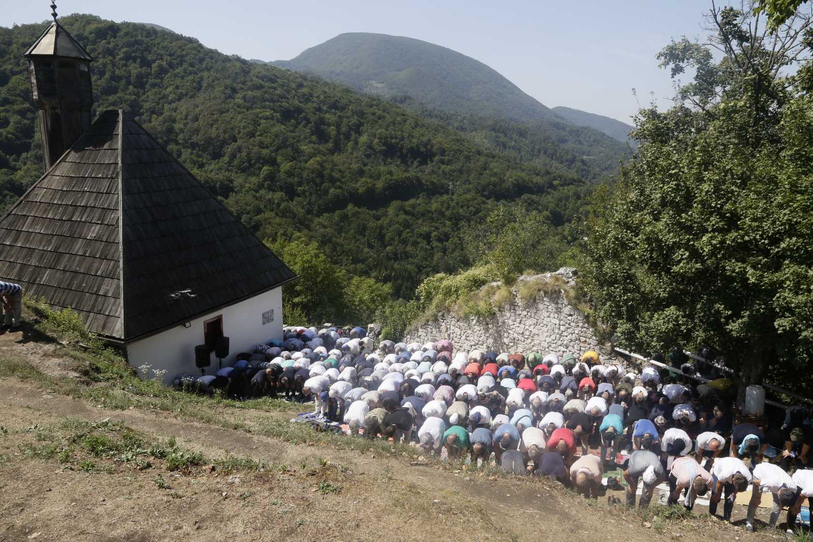 BiH: U džamiji Kušlat kod Zvornika klanjan tradicionalni džuma-namaz ...