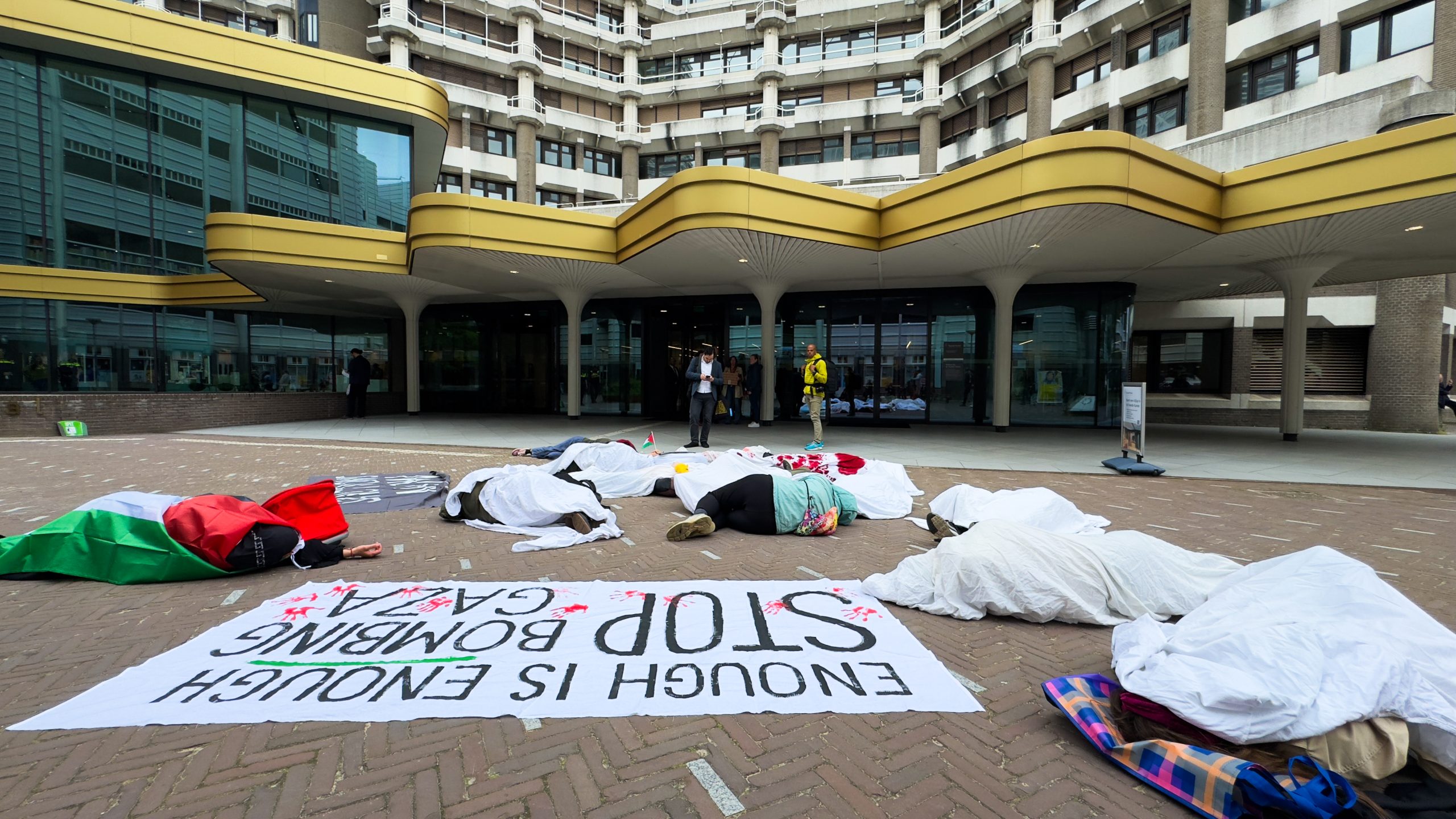 Ispred Predstavničkog doma Holandije održan protest zbog izraelskih ...