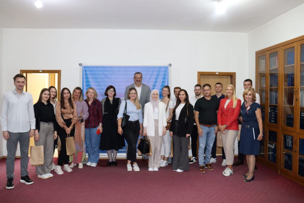 Studenti Pravnog fakulteta Univerziteta u Tuzli posjetili Skupštinu Tuzlanskog kantona | RTVTK ...