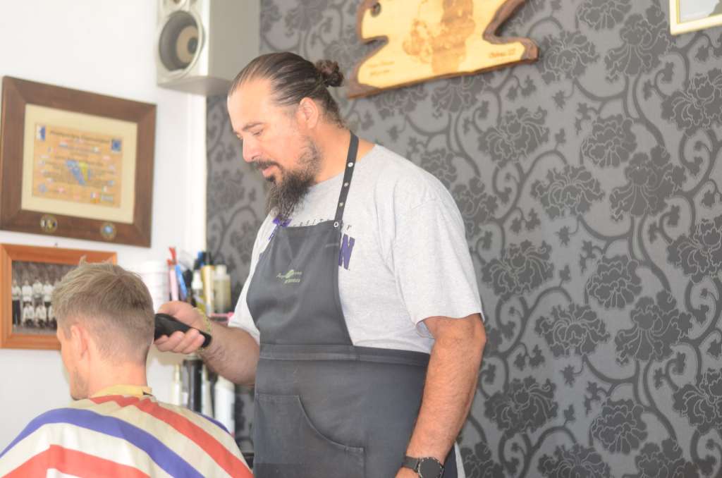 Srebreničanin Ahmed Ustić, frizer, motorista i humanista koji živi za ...