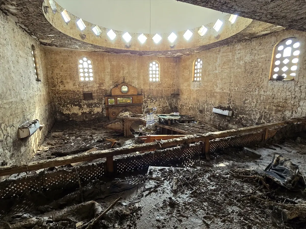 Potresni prizori iz unutrašnjosti džamije u Donjoj Jablanici, ahmedija ...