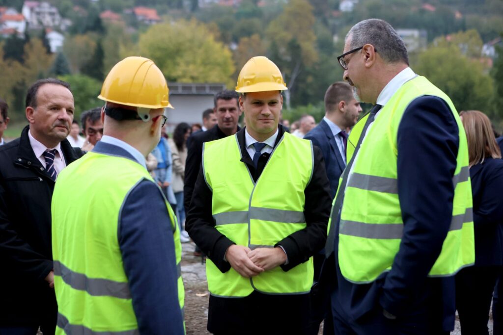 Postavljen kamen temeljac za gradnju kampusa Univerziteta u Tuzli (FOTO/VIDEO) | RTVTK ...