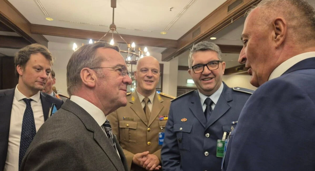 Helez fotografijama iz NATO baze “Ramstein” odgovara na proslavu ...